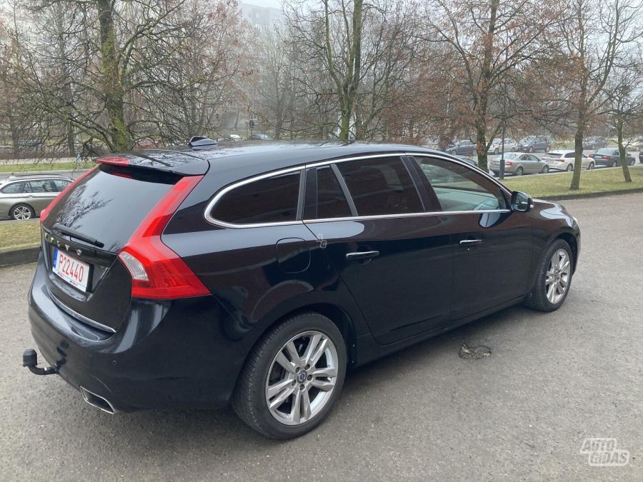 Melns Volvo V60 2015 Viļņa, ar dzinēja tilpumu 2.40 L un nobraukumu 352 tūkst. km par 6250 €, foto 4 vietnē AUTOMOTO.COM.LV