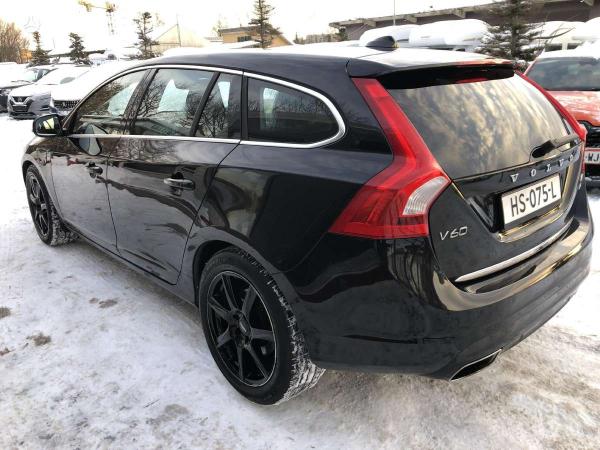 Black Volvo V60 2015 in Klaipeda, with an engine capacity of 2.40 L and mileage of 278 thousand km for 7950 €, photo 5 on AUTOMOTO.COM.LV