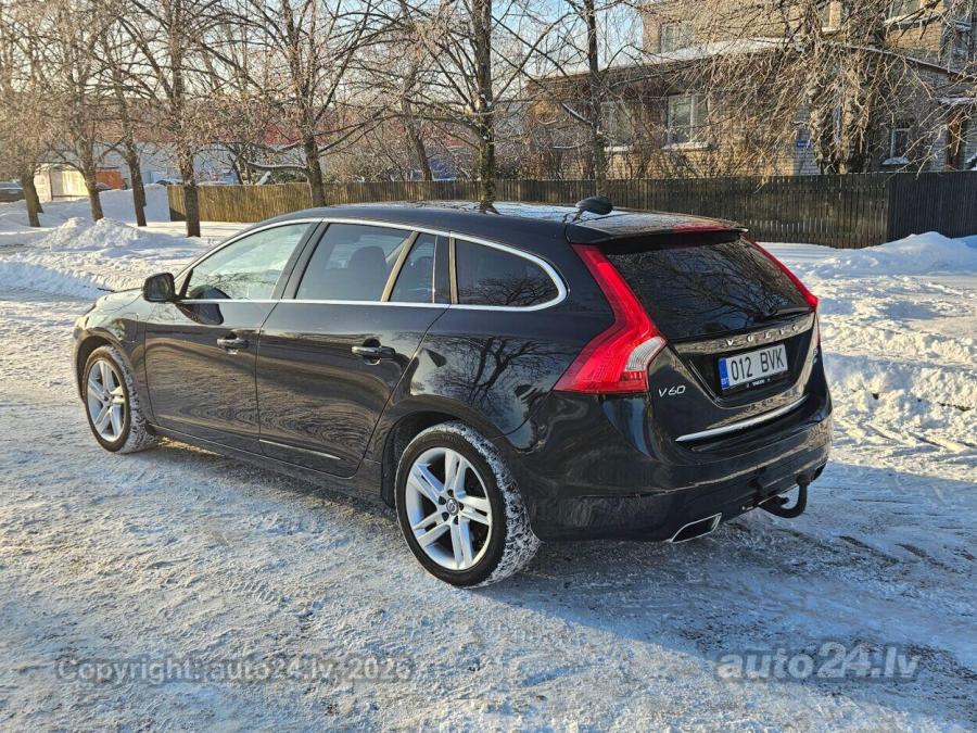 Black Volvo V60 2015 in Tallinn, with an engine capacity of 2.40 L and mileage of 237 thousand km for 9900 €, photo 3 on AUTOMOTO.COM.LV