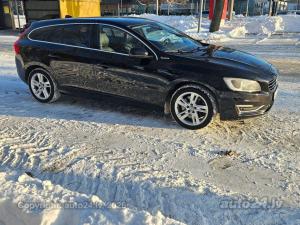 Black Volvo V60 2015 in Tallinn, with an engine capacity of 2.40 L and mileage of 237 thousand km for 9900 €, photo 4 on AUTOMOTO.COM.LV