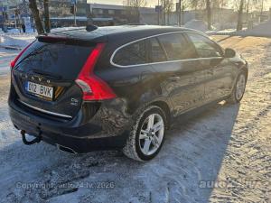Black Volvo V60 2015 in Tallinn, with an engine capacity of 2.40 L and mileage of 237 thousand km for 9900 €, photo 5 on AUTOMOTO.COM.LV
