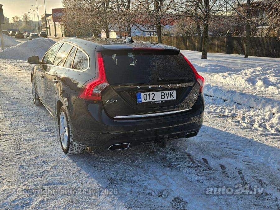 Black Volvo V60 2015 in Tallinn, with an engine capacity of 2.40 L and mileage of 237 thousand km for 9900 €, photo 6 on AUTOMOTO.COM.LV