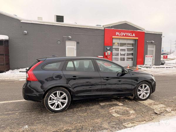 Black Volvo V60 2015 in Vilnius, with an engine capacity of 1.56 L and mileage of 176 thousand km for 7250 €, photo 4 on AUTOMOTO.COM.LV