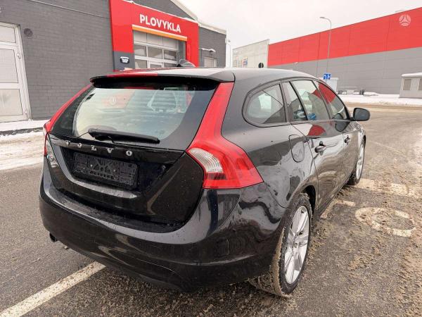Black Volvo V60 2015 in Vilnius, with an engine capacity of 1.56 L and mileage of 176 thousand km for 7250 €, photo 5 on AUTOMOTO.COM.LV