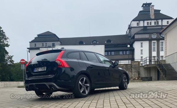 Black Volvo V60 2015 in Rakvere, with an engine capacity of 2.40 L and mileage of 351 thousand km for 11000 €, photo 4 on AUTOMOTO.COM.LV