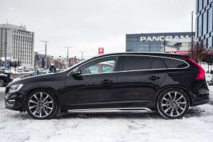 Black Volvo V60 2015 in Vilnius, with an engine capacity of 1.97 L and mileage of 236 thousand km for 10500 €, photo 4 on AUTOMOTO.COM.LV
