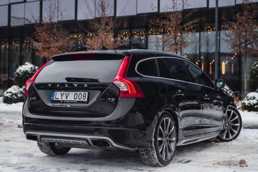 Black Volvo V60 2015 in Vilnius, with an engine capacity of 1.97 L and mileage of 236 thousand km for 10500 €, photo 5 on AUTOMOTO.COM.LV