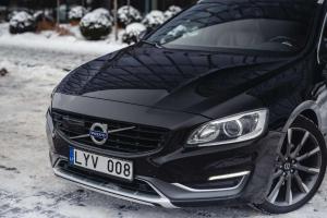 Black Volvo V60 2015 in Vilnius, with an engine capacity of 1.97 L and mileage of 236 thousand km for 10500 €, photo 8 on AUTOMOTO.COM.LV