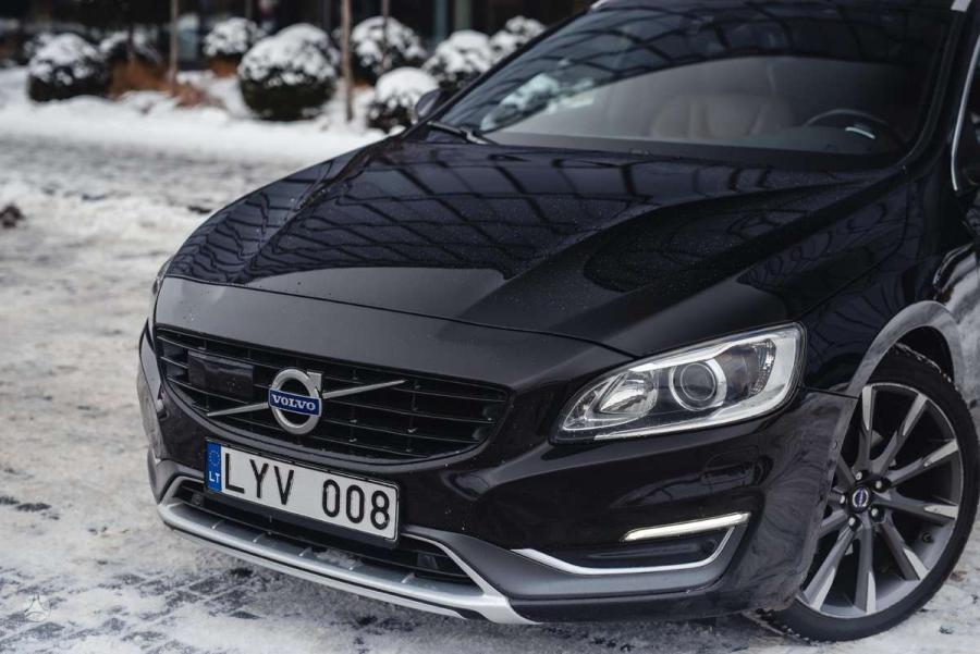 Black Volvo V60 2015 in Vilnius, with an engine capacity of 1.97 L and mileage of 236 thousand km for 10500 €, photo 8 on AUTOMOTO.COM.LV