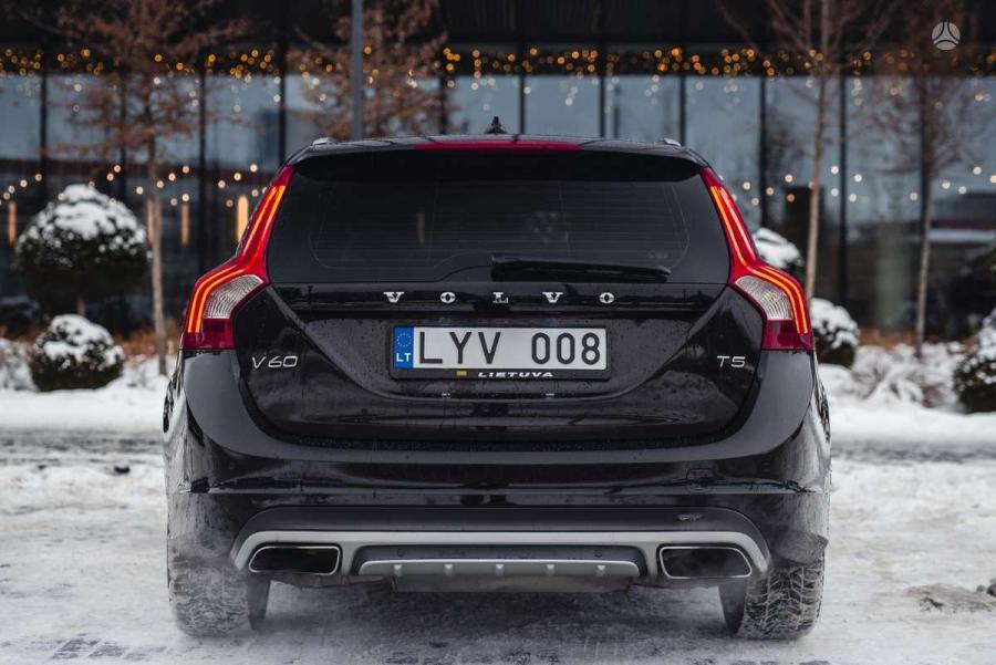 Black Volvo V60 2015 in Vilnius, with an engine capacity of 1.97 L and mileage of 236 thousand km for 10500 €, photo 9 on AUTOMOTO.COM.LV