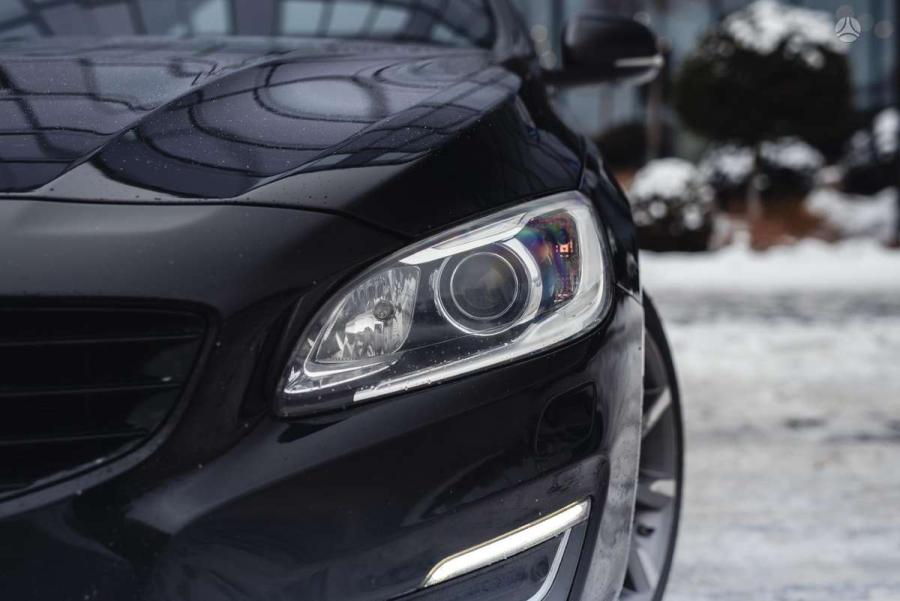 Black Volvo V60 2015 in Vilnius, with an engine capacity of 1.97 L and mileage of 236 thousand km for 10500 €, photo 10 on AUTOMOTO.COM.LV