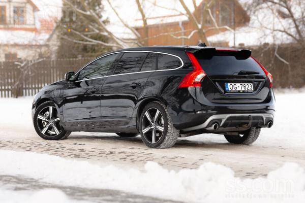 Black Volvo V60 2015 in Jelgava, with an engine capacity of 2.40 L and mileage of 278 thousand km for 11500 €, photo 4 on AUTOMOTO.COM.LV