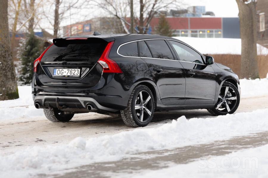 Black Volvo V60 2015 in Jelgava, with an engine capacity of 2.40 L and mileage of 278 thousand km for 11500 €, photo 5 on AUTOMOTO.COM.LV