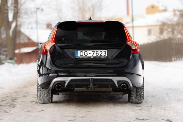 Black Volvo V60 2015 in Jelgava, with an engine capacity of 2.40 L and mileage of 278 thousand km for 11500 €, photo 6 on AUTOMOTO.COM.LV