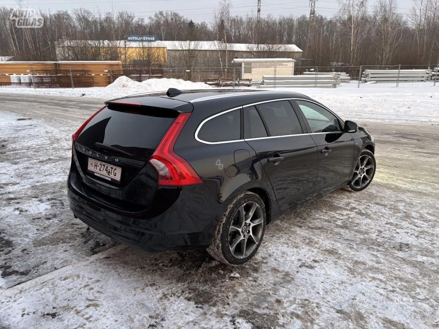 Black Volvo V60 2015 in Kaunas, with an engine capacity of 2.00 L and mileage of 290 thousand km for 7150 €, photo 3 on AUTOMOTO.COM.LV