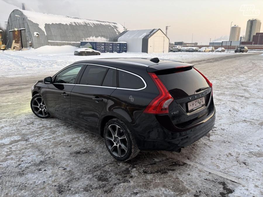Black Volvo V60 2015 in Kaunas, with an engine capacity of 2.00 L and mileage of 290 thousand km for 7150 €, photo 4 on AUTOMOTO.COM.LV