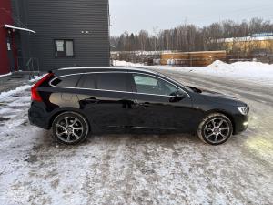 Black Volvo V60 2015 in Kaunas, with an engine capacity of 2.00 L and mileage of 290 thousand km for 7150 €, photo 7 on AUTOMOTO.COM.LV