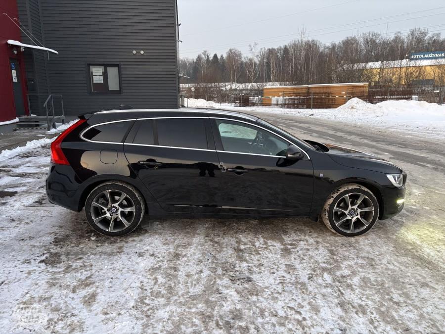 Black Volvo V60 2015 in Kaunas, with an engine capacity of 2.00 L and mileage of 290 thousand km for 7150 €, photo 7 on AUTOMOTO.COM.LV