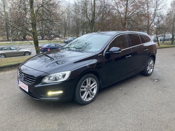 Melns Volvo V60 2015 Viļņa, ar dzinēja tilpumu 2.40 L un nobraukumu 353 tūkst. km par 6350 €, foto 1 vietnē AUTOMOTO.COM.LV