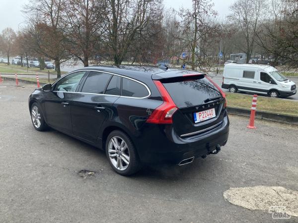 Melns Volvo V60 2015 Viļņa, ar dzinēja tilpumu 2.40 L un nobraukumu 353 tūkst. km par 6350 €, foto 5 vietnē AUTOMOTO.COM.LV