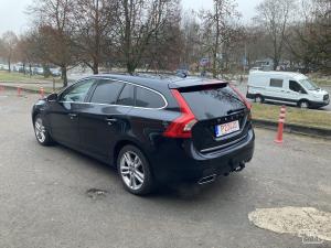 Black Volvo V60 2015 in Vilnius, with an engine capacity of 2.40 L and mileage of 353 thousand km for 6350 €, photo 5 on AUTOMOTO.COM.LV