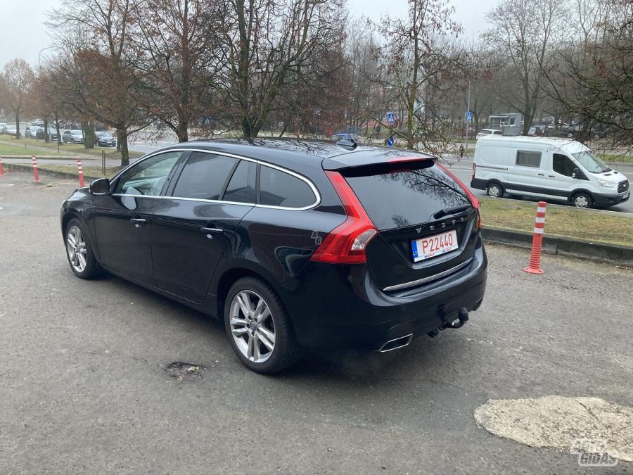 Black Volvo V60 2015 in Vilnius, with an engine capacity of 2.40 L and mileage of 353 thousand km for 6350 €, photo 5 on AUTOMOTO.COM.LV