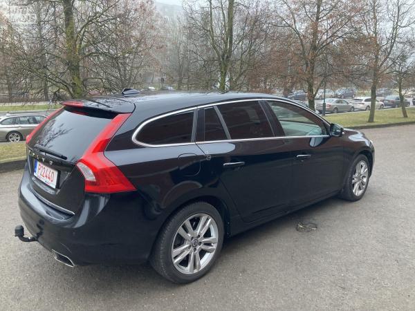 Melns Volvo V60 2015 Viļņa, ar dzinēja tilpumu 2.40 L un nobraukumu 353 tūkst. km par 6350 €, foto 6 vietnē AUTOMOTO.COM.LV