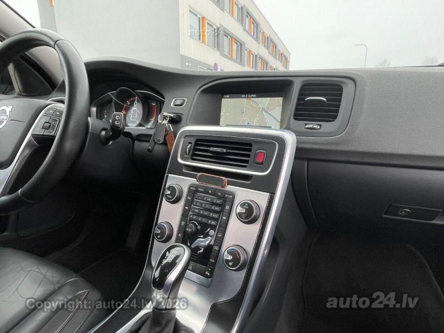 Black Volvo V60 2015 in Tartu, with an engine capacity of 2.00 L and mileage of 258 thousand km for 7900 €, photo 11 on AUTOMOTO.COM.LV