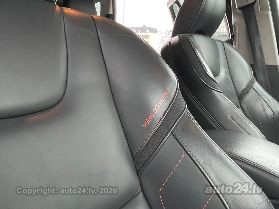 Black Volvo V60 2015 in Tartu, with an engine capacity of 2.00 L and mileage of 258 thousand km for 7900 €, photo 13 on AUTOMOTO.COM.LV