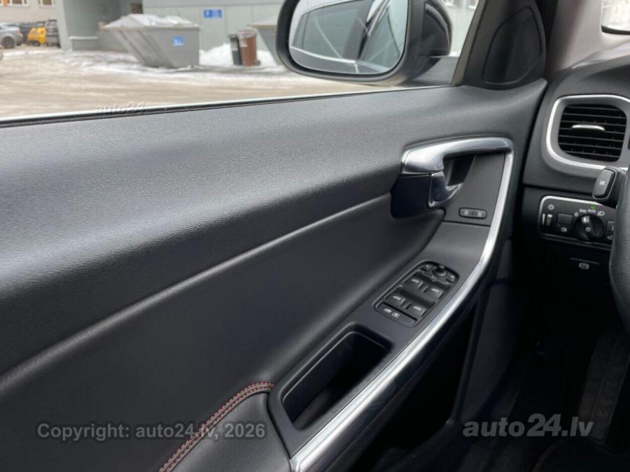 Black Volvo V60 2015 in Tartu, with an engine capacity of 2.00 L and mileage of 258 thousand km for 7900 €, photo 17 on AUTOMOTO.COM.LV