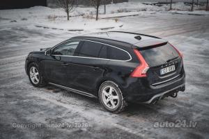 Melns Volvo V60 2015 Tallina, ar dzinēja tilpumu 2.40 L un nobraukumu 235 tūkst. km par 11990 €, foto  vietnē AUTOMOTO.COM.LV