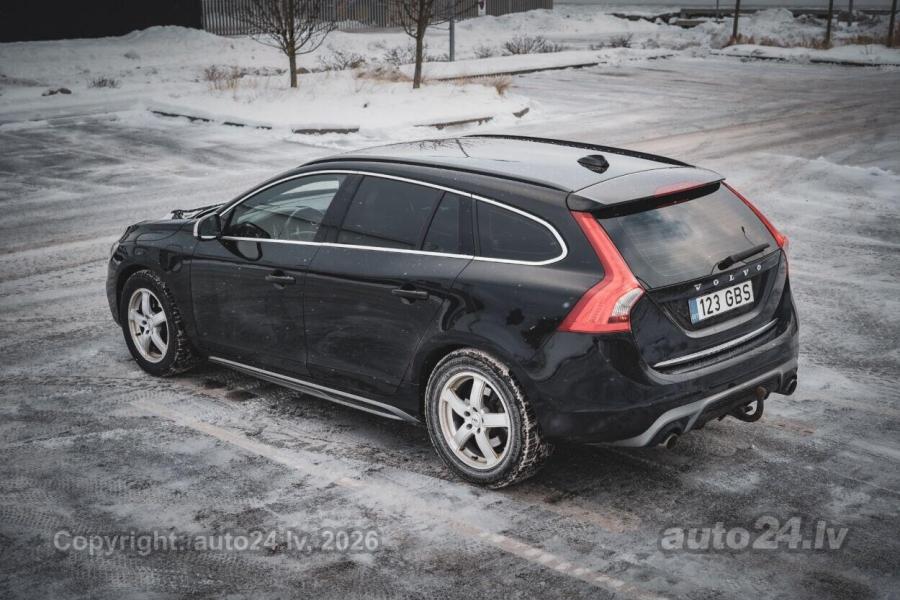 Melns Volvo V60 2015 Tallina, ar dzinēja tilpumu 2.40 L un nobraukumu 235 tūkst. km par 11990 €, foto 1 vietnē AUTOMOTO.COM.LV