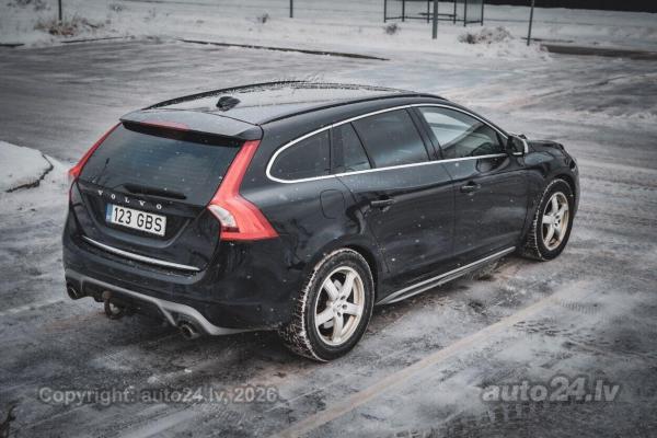 Black Volvo V60 2015 in Tallinn, with an engine capacity of 2.40 L and mileage of 235 thousand km for 11990 €, photo 3 on AUTOMOTO.COM.LV
