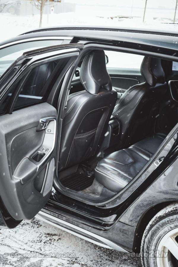 Melns Volvo V60 2015 Tallina, ar dzinēja tilpumu 2.40 L un nobraukumu 235 tūkst. km par 11990 €, foto 11 vietnē AUTOMOTO.COM.LV