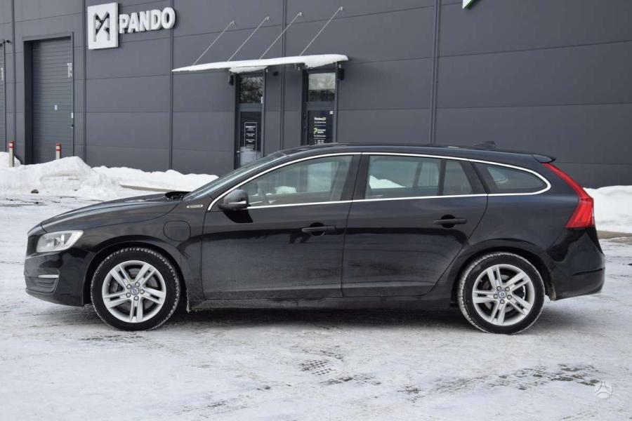 Black Volvo V60 2015 in Vilnius, with an engine capacity of 2.40 L and mileage of 267 thousand km for 7350 €, photo 7 on AUTOMOTO.COM.LV