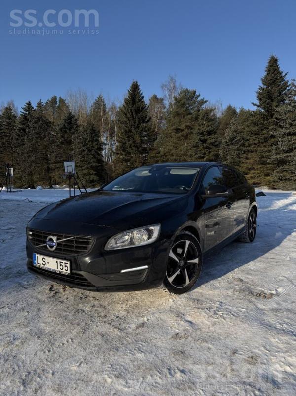 Black Volvo V60 2015 in Riga, with an engine capacity of 2.00 L and mileage of 323 thousand km for 7200 €, photo 1 on AUTOMOTO.COM.LV