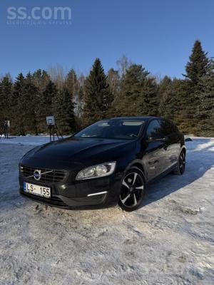 Melns Volvo V60 2015 Rīga, ar dzinēja tilpumu 2.00 L un nobraukumu 323 tūkst. km par 7200 €, foto  vietnē AUTOMOTO.COM.LV