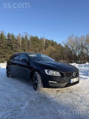 Black Volvo V60 2015 in Riga, with an engine capacity of 2.00 L and mileage of 323 thousand km for 7200 €, photo 2 on AUTOMOTO.COM.LV