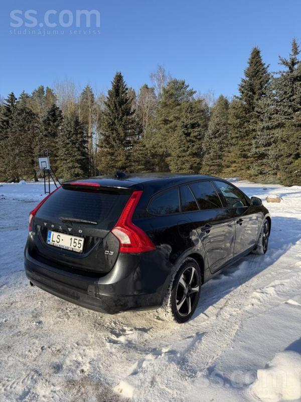 Black Volvo V60 2015 in Riga, with an engine capacity of 2.00 L and mileage of 323 thousand km for 7200 €, photo 3 on AUTOMOTO.COM.LV