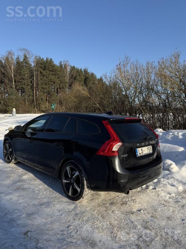 Black Volvo V60 2015 in Riga, with an engine capacity of 2.00 L and mileage of 323 thousand km for 7200 €, photo 4 on AUTOMOTO.COM.LV