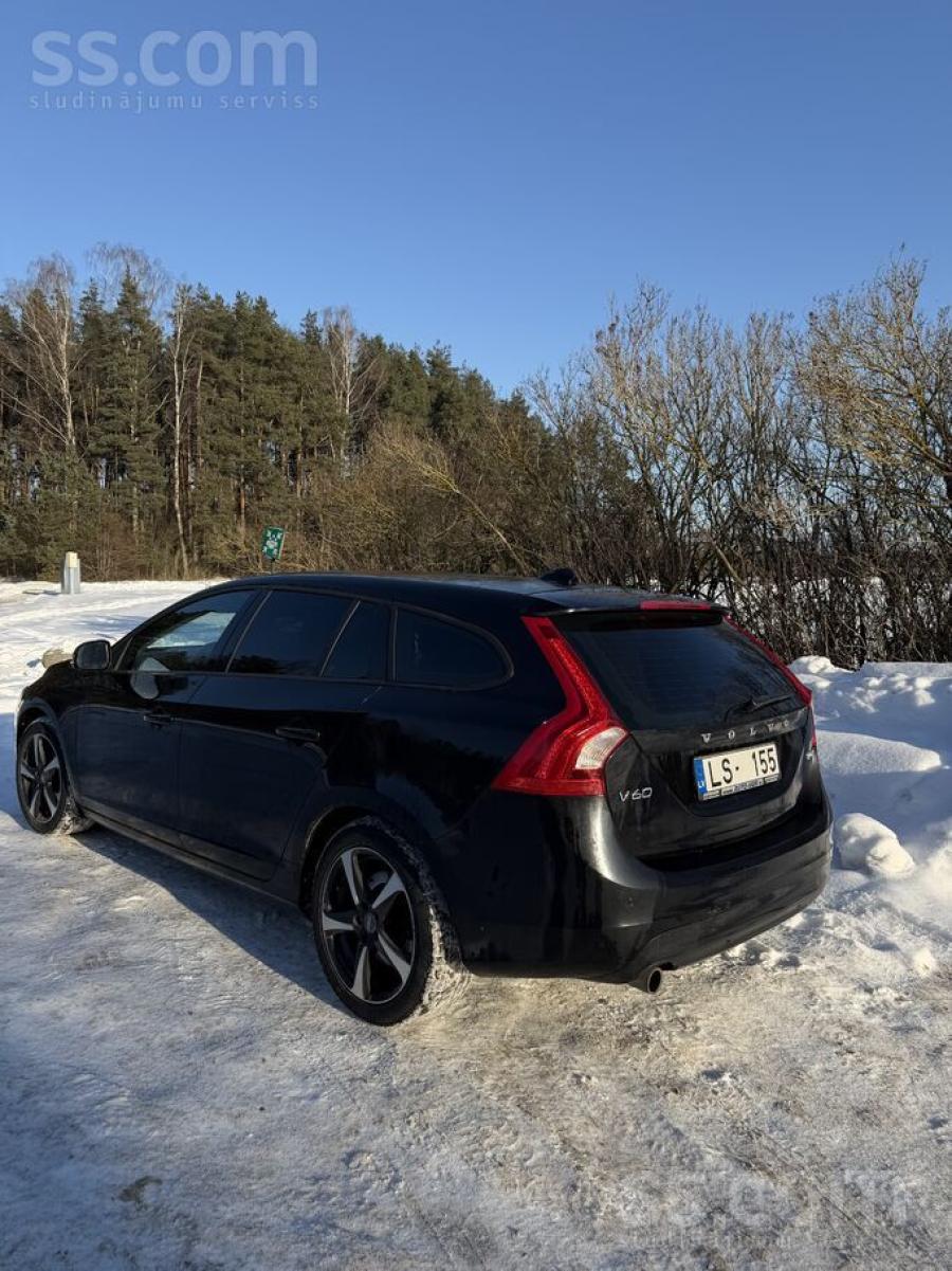 Black Volvo V60 2015 in Riga, with an engine capacity of 2.00 L and mileage of 323 thousand km for 7200 €, photo 4 on AUTOMOTO.COM.LV