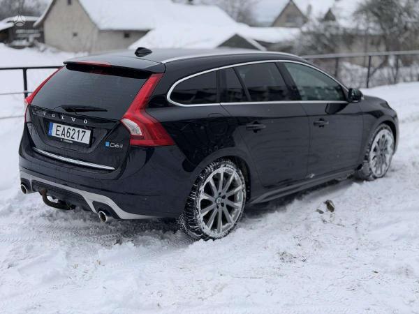 Melns Volvo V60 2015 Viļņa, ar dzinēja tilpumu 2.40 L un nobraukumu 263 tūkst. km par 8000 €, foto 2 vietnē AUTOMOTO.COM.LV