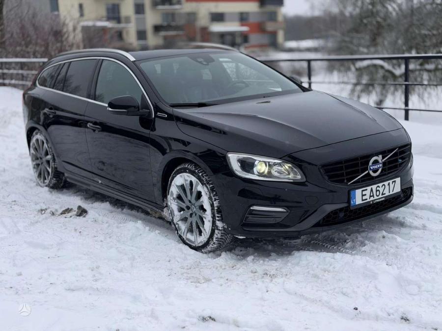 Melns Volvo V60 2015 Viļņa, ar dzinēja tilpumu 2.40 L un nobraukumu 263 tūkst. km par 8000 €, foto 3 vietnē AUTOMOTO.COM.LV