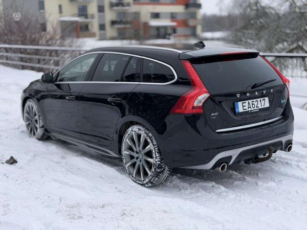 Melns Volvo V60 2015 Viļņa, ar dzinēja tilpumu 2.40 L un nobraukumu 263 tūkst. km par 8000 €, foto 4 vietnē AUTOMOTO.COM.LV
