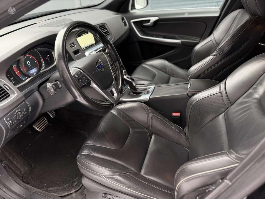 Melns Volvo V60 2015 Viļņa, ar dzinēja tilpumu 2.40 L un nobraukumu 263 tūkst. km par 8000 €, foto 5 vietnē AUTOMOTO.COM.LV