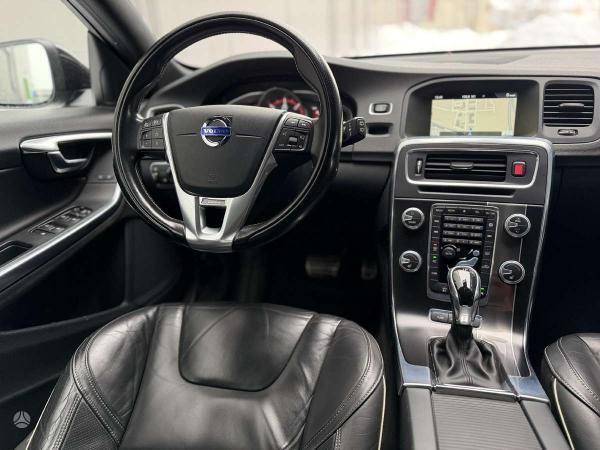 Melns Volvo V60 2015 Viļņa, ar dzinēja tilpumu 2.40 L un nobraukumu 263 tūkst. km par 8000 €, foto 10 vietnē AUTOMOTO.COM.LV