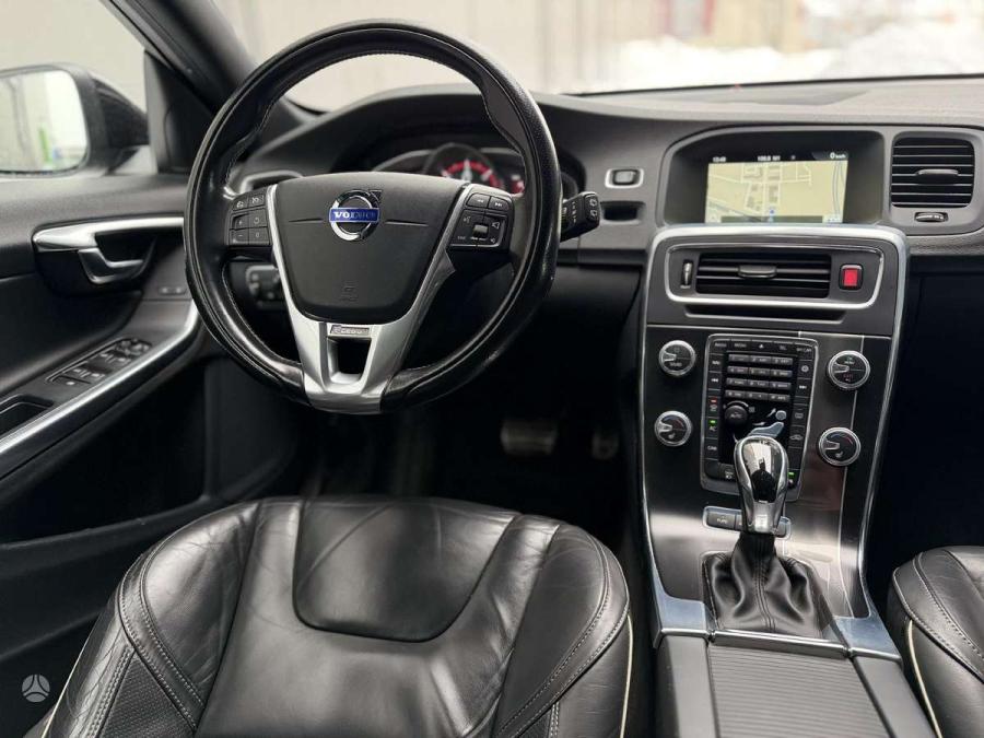 Melns Volvo V60 2015 Viļņa, ar dzinēja tilpumu 2.40 L un nobraukumu 263 tūkst. km par 8000 €, foto 10 vietnē AUTOMOTO.COM.LV