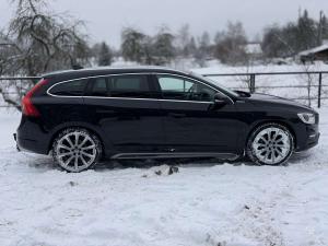 Melns Volvo V60 2015 Viļņa, ar dzinēja tilpumu 2.40 L un nobraukumu 263 tūkst. km par 8000 €, foto 24 vietnē AUTOMOTO.COM.LV