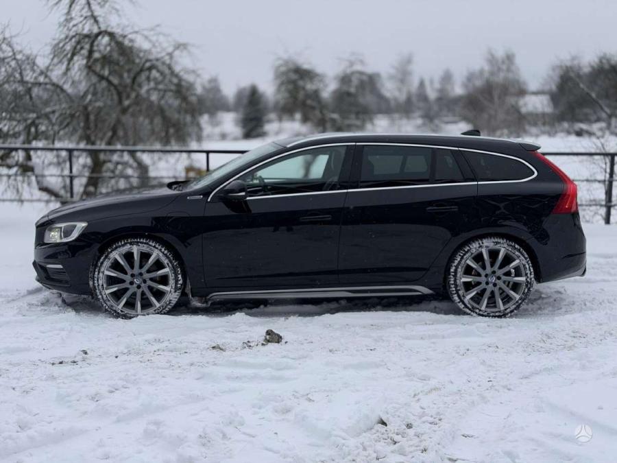 Melns Volvo V60 2015 Viļņa, ar dzinēja tilpumu 2.40 L un nobraukumu 263 tūkst. km par 8000 €, foto 25 vietnē AUTOMOTO.COM.LV