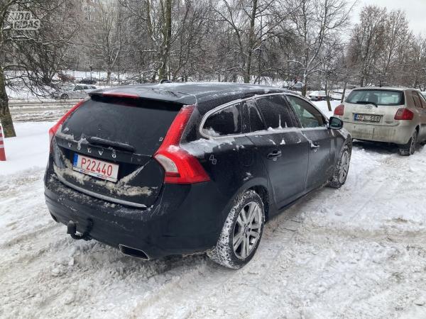 Melns Volvo V60 2015 Viļņa, ar dzinēja tilpumu 2.40 L un nobraukumu 353 tūkst. km par 6350 €, foto 3 vietnē AUTOMOTO.COM.LV
